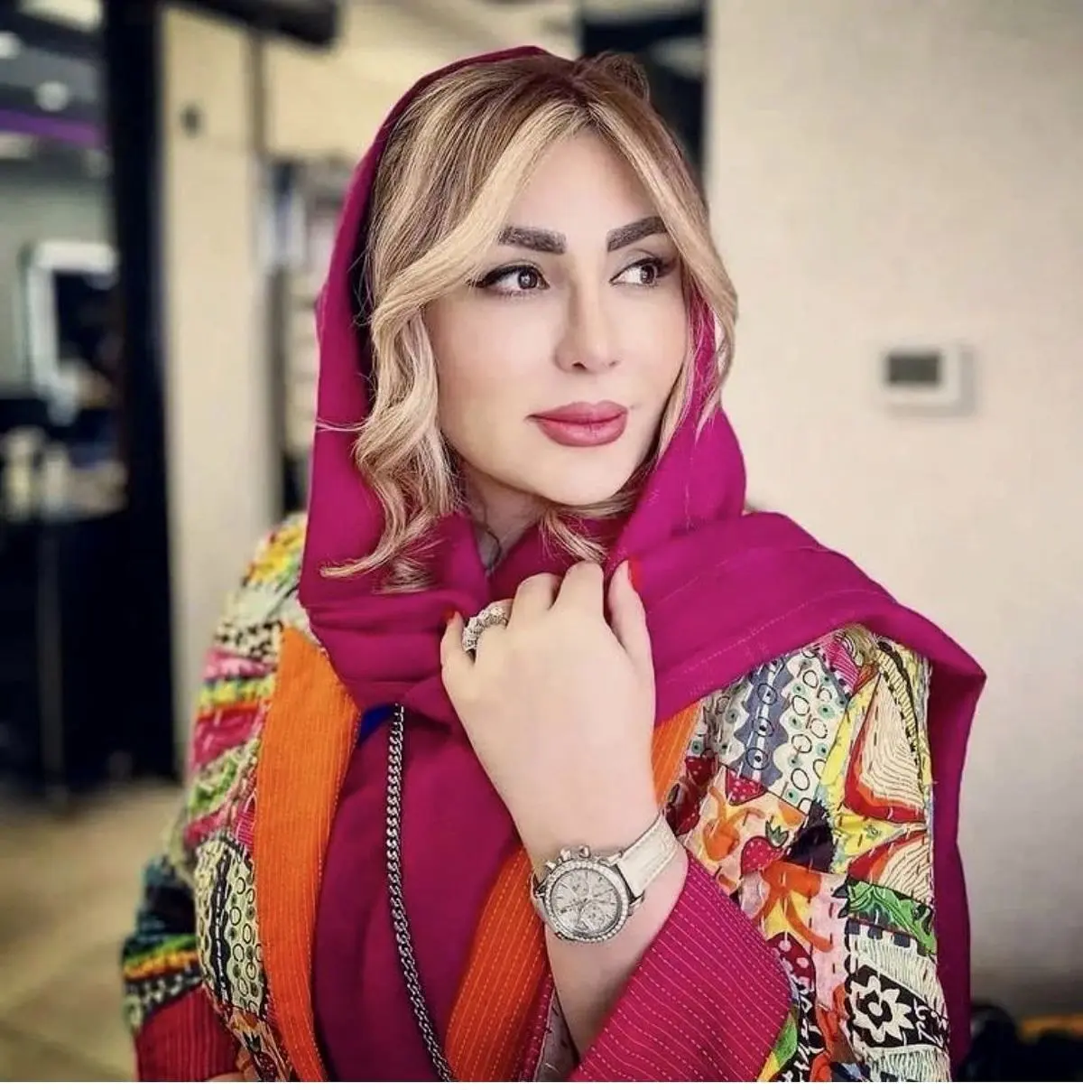 استایل رنگی و شاد نیوشا ضیغمی همه را شوکه کرد تیپ زیبا خانم بازیگر